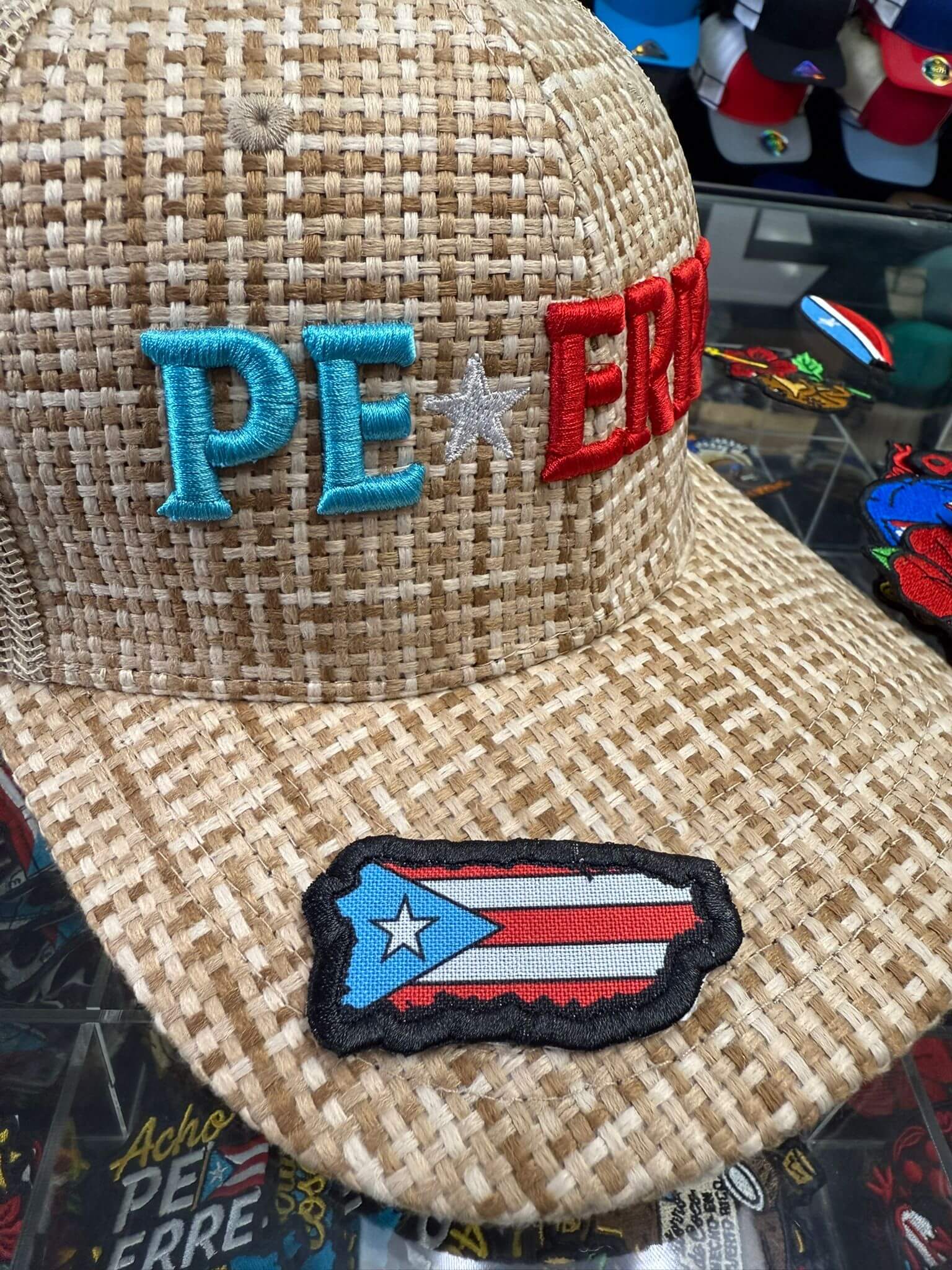 Parcho Bordado Silueta de Puerto Rico con Bandera 🇵🇷 - PlanetaDTF